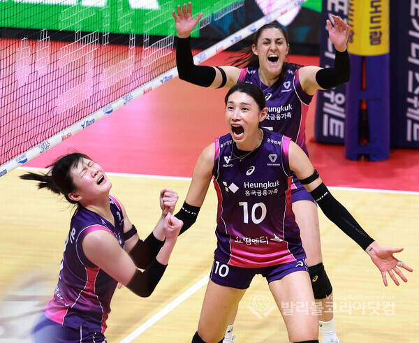 김다은 끝내기 득점 환호하는 김연경 피치흥국생명 2연패 탈출