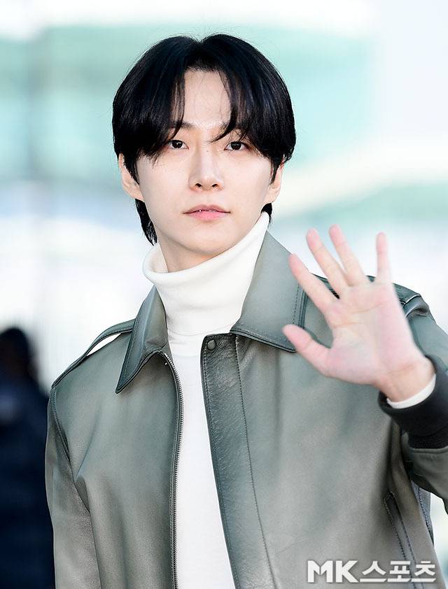 이준호 여심 또 반할 잘생김 남친룩의 정석 세련된 가죽재킷 공항패션 뷰티는 내운명