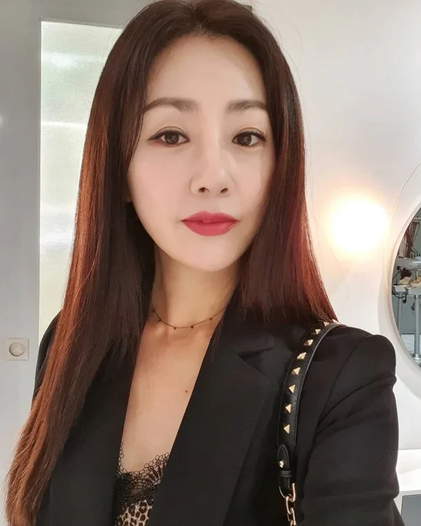 한 남자와 결혼안하고 25년간 연애중인 인기 여배우 필더무비