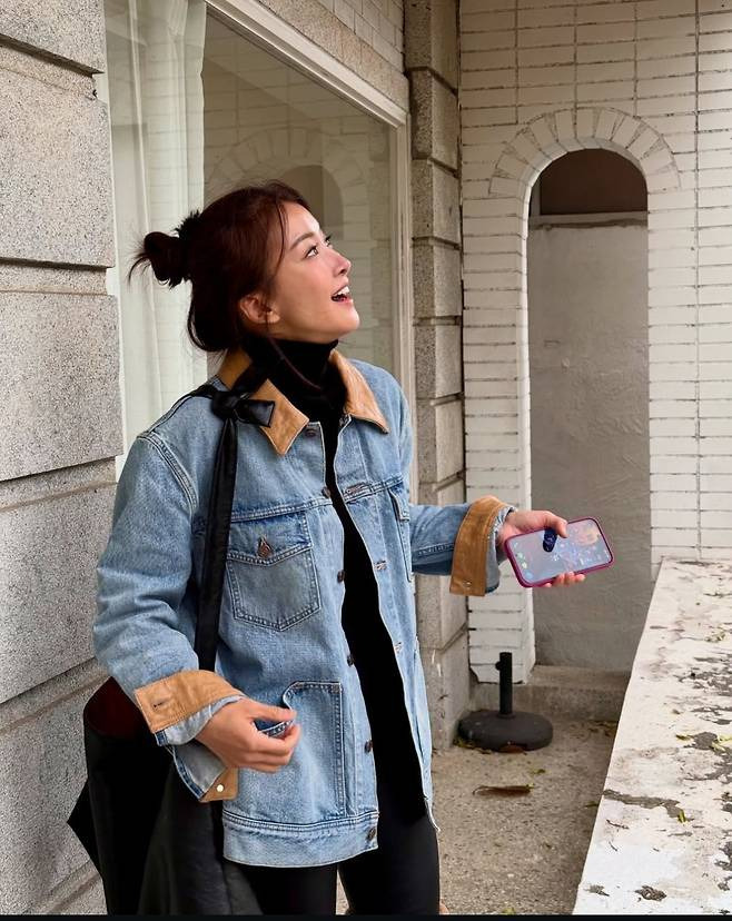 이시영 시크한 매력 폭발 샤넬 450만원 롱부츠와 데님 재킷으로 완벽 카리스마 스타와 라이프