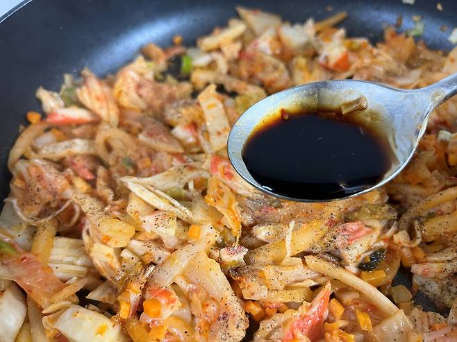 김치볶음밥에 이것 한 스푼 넣으세요 감칠맛 10배 폭발하는 김치볶음밥 레시피 텐꿀팁