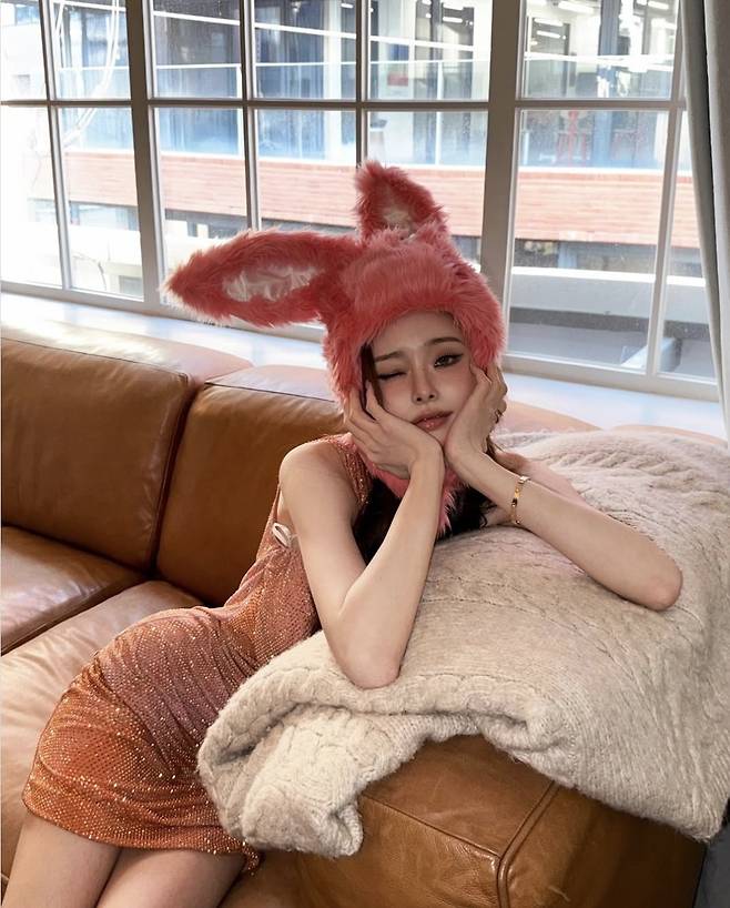 프리지아 인형이 따로 없네 핑크빛 시퀸 드레스와 토끼 모자까지 완벽 소화 뷰티는 내운명