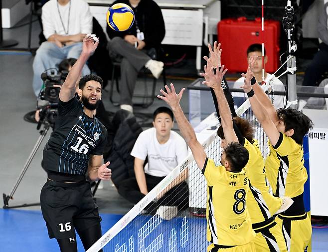 남자 배구 현대캐피탈, 13연승 질주