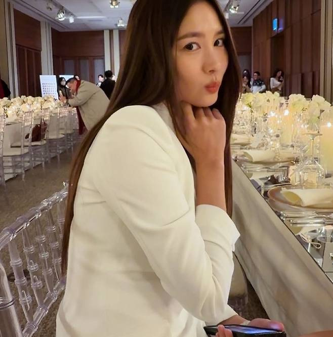 진아름 남궁민이 왜 반했는지 알겠네 마네킹 비율의 하객룩 스타와 라이프