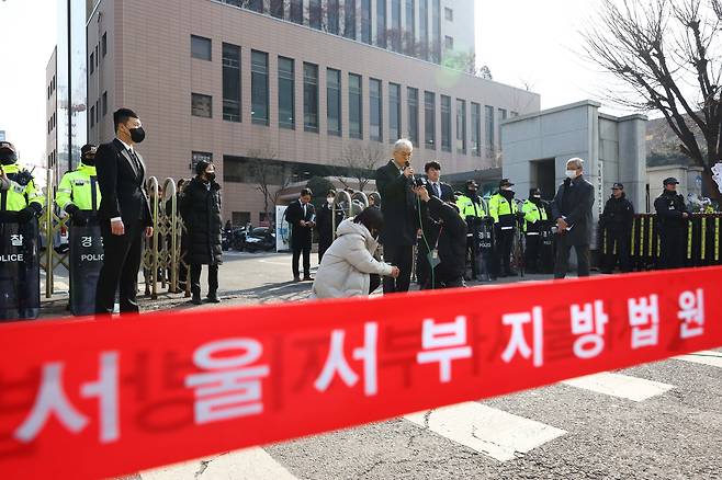 법원행정처장 시위대 영장판사실만 의도적 파손