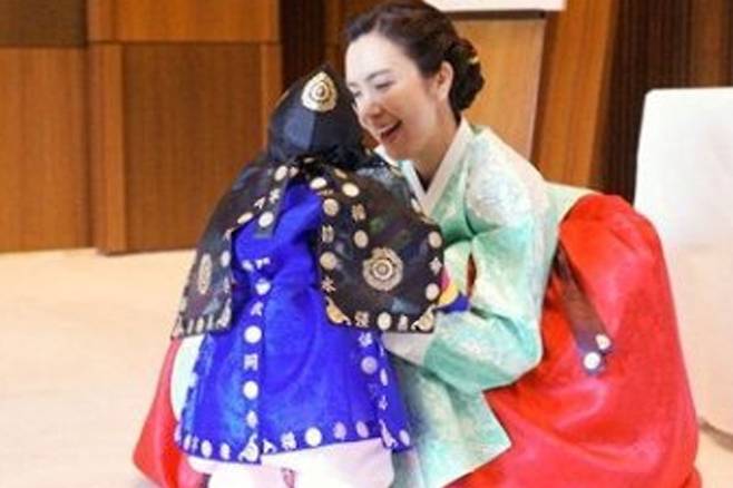 27살 연상 재벌과 이혼하자마자 재혼·임신 발표한 미모의 톱 방송인 뉴스에이드