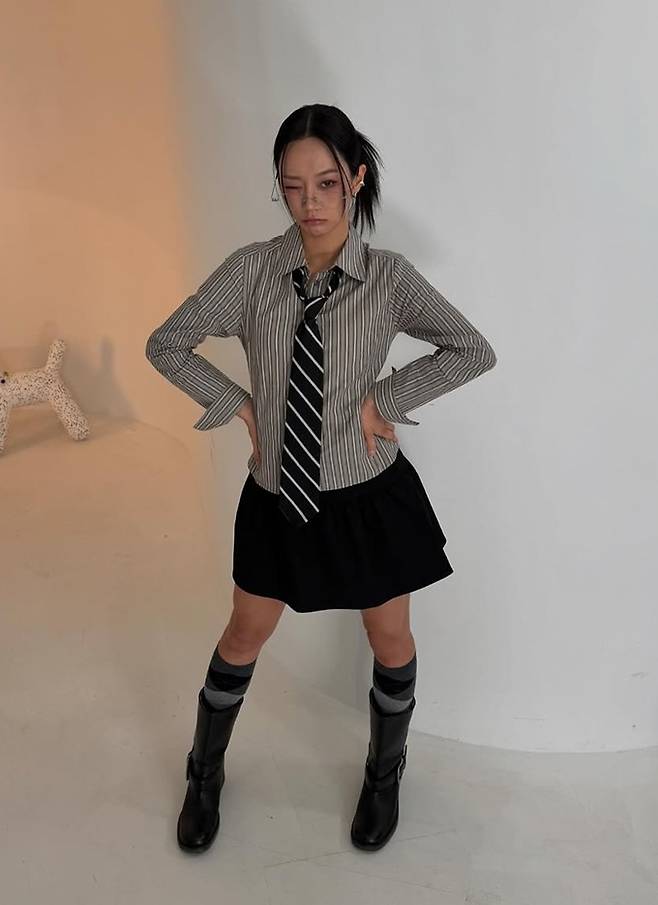 혜리 어~ 이게 되네” 안경 쓰니 다시 걸그룹 더 어려진 걸리시 프레피룩 패션엔