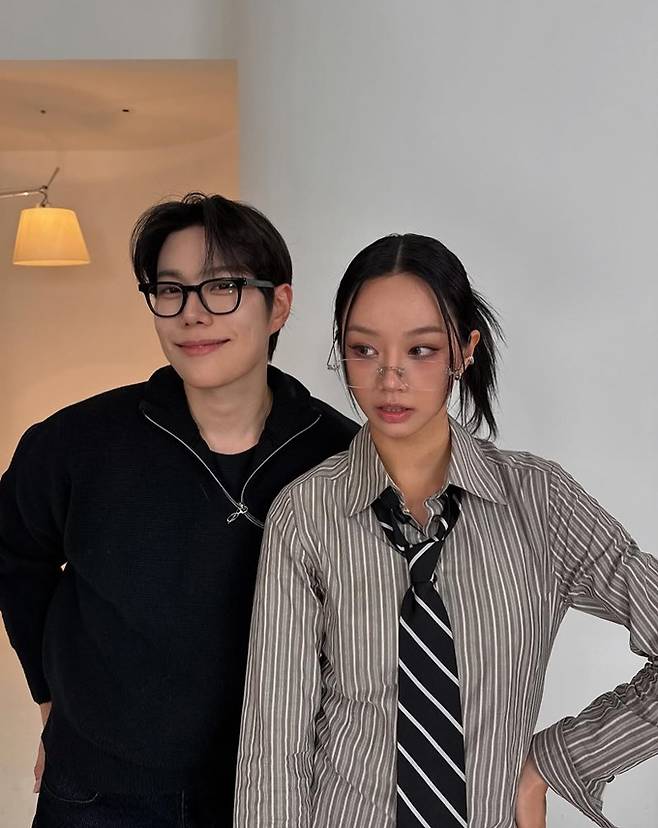 혜리 어~ 이게 되네” 안경 쓰니 다시 걸그룹 더 어려진 걸리시 프레피룩 패션엔