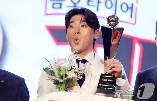 오피셜 와 김도영 또 새역사 썼다 이정후 넘고 4년 차 최고 연봉 신기록 5억 원에 사인