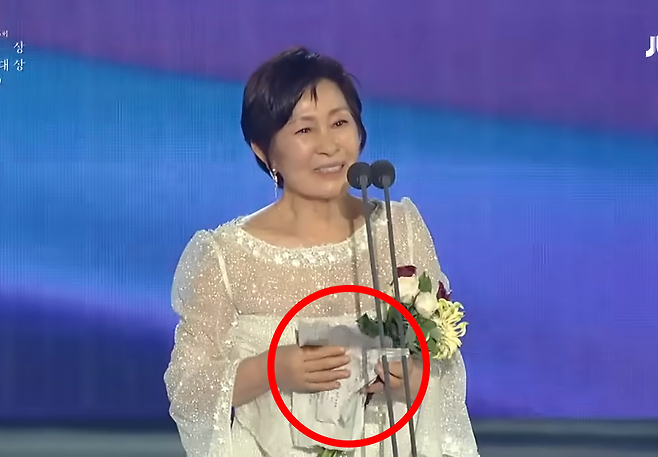 구겨진 종이 덕분에 김혜자의 이 수상소감이 역으로 더 빛났던 이유 꿀벌책방