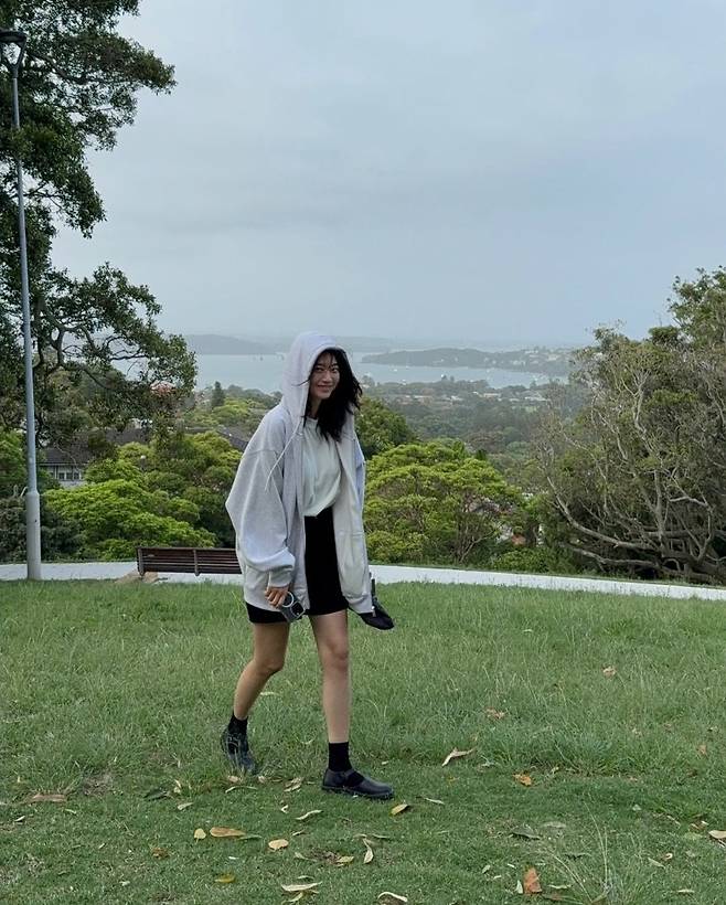 신민아 블로그 시작한 로코퀸 볼캡 써도 갸름한 여신미모 친근감 100배 카디건룩 뷰티는 내운명