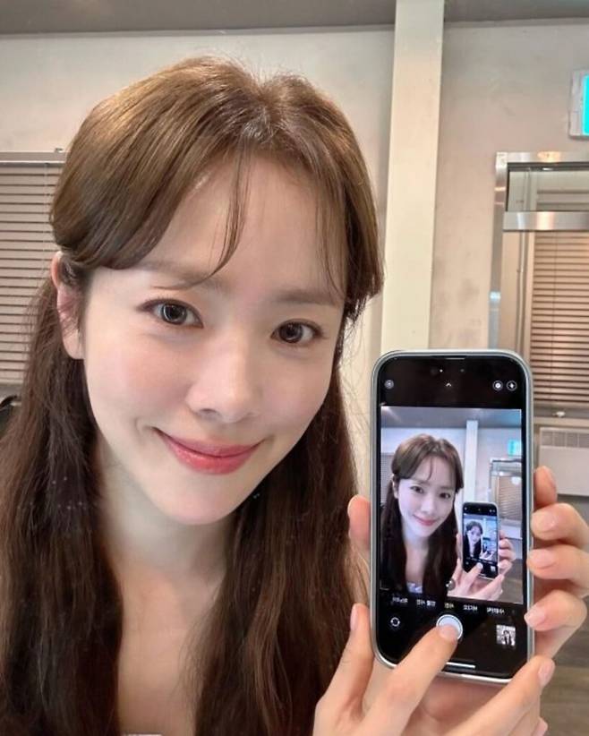 ‘모태 미녀 한지민 이 사람은 못 이겨” 셀럽스케치