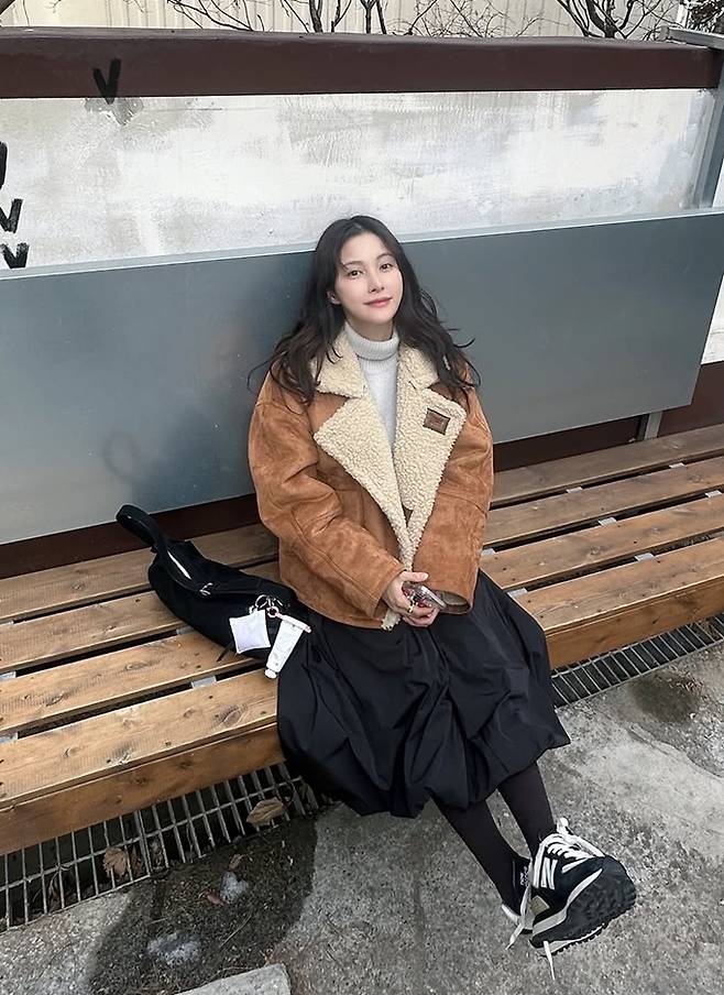 박규리 무스탕이 청순 혼자 신난 둡두비 스커트와 무스탕 재킷 외출룩 패션엔