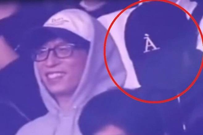 카메라 다가오자 고개 푹유재석 옆 여배우 누군가 했더니