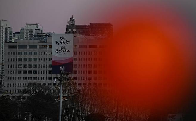 ‘정치리스크 떠안은 헌재탄핵심판·권한쟁의 쌓였다 이런정치