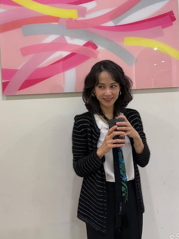 출근룩의 신세계 조여정 스트라이프 카디건으로 시선 압도 스타와 라이프
