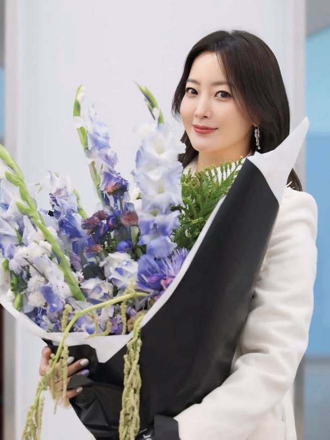 김희선 예나 지금이나 완벽한 비주얼 화이트 롱코트로 독보적 미모 발산 스타와 라이프