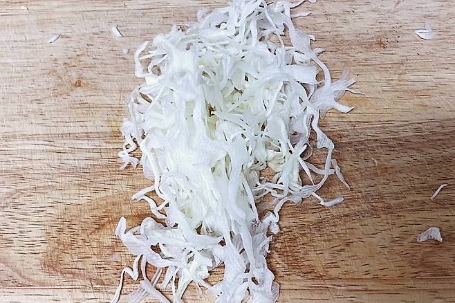 양배추 썰 때 칼 대신 이것 사용해 보세요 샐러드 전문점 뺨치네요~ 쏙쏙팁