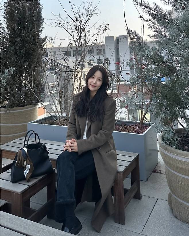 얼마나 말랐으면 한지혜 단추 하나 풀었더니 헐렁 172cm 47kg 롱 코트룩 뷰티는 내운명