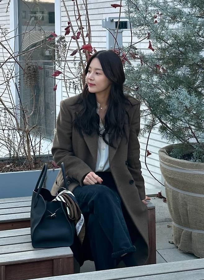 한지혜 이 조합 100점 올 트렌드 컬러 모카무스 스카프와 코트 매치 얼죽코룩 패션엔