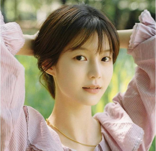 공개적으로 남자친구와 해외여행 사진 자랑하더니 1년만에 깜짝 소식 전한 배우 커플 스포엔 뉴세이