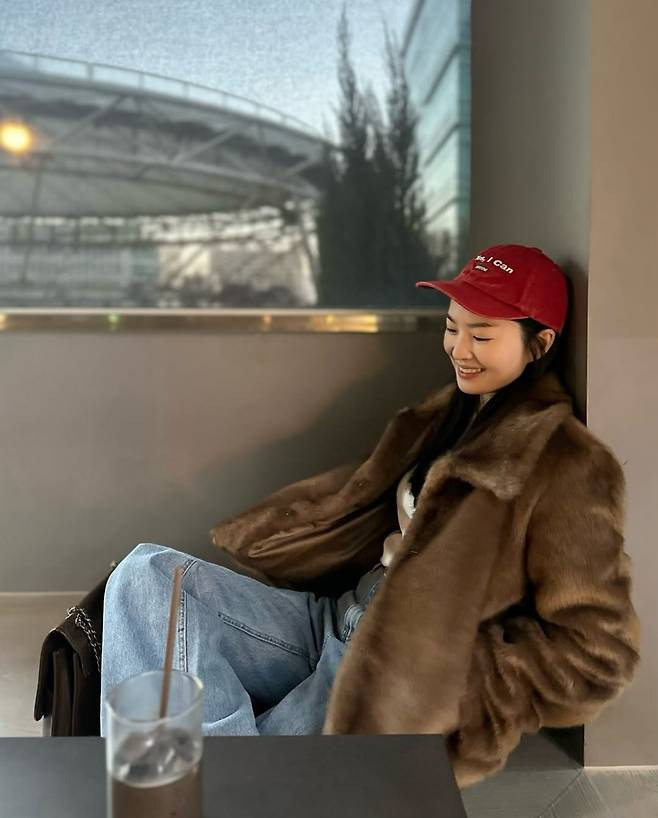 유명 가수 아내 셀럽 포스 퍼 재킷과 청바지로 완성한 세련미의 정석 스타와 라이프