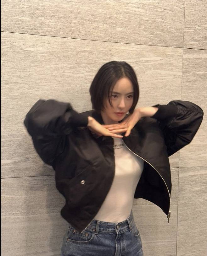 이다희, 미모의 똑 단발! '175cm 55kg' 헐렁한 청바지-크롭 재킷룩 | 뷰티는 내운명