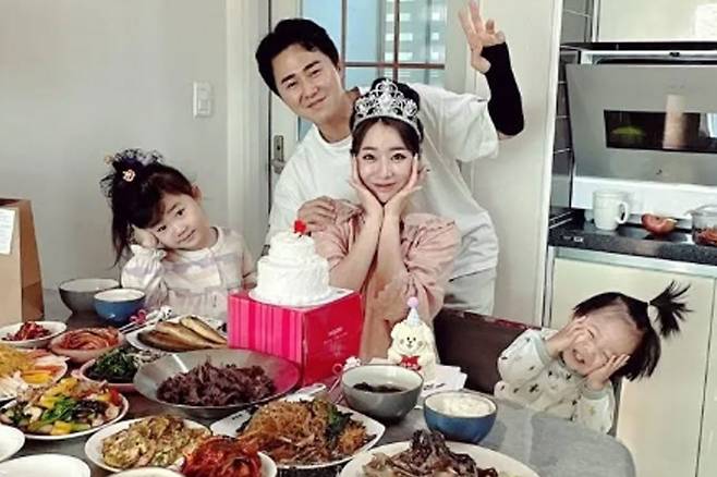 부모님 살아계시는데 결혼식에 부모대행 알바 썼다는 연예인 정체 뉴스에이드