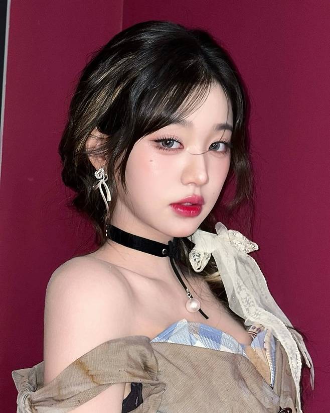 아이브 장원영 Ai인형 인줄 만화 찢고 나온 K팝 요정 오프숄더 드레스룩 패션엔