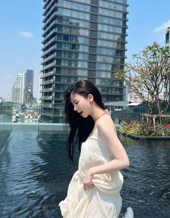 진짜 하얗네방콕여행중 너무 예뻐 놀랍다여신 여가수바캉스룩 어썸클
