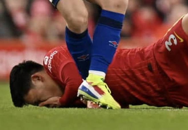충격 日 엔도 얼굴에 플라잉 니킥 맞고 기절 가해자는 Epl 데뷔전 신예→퇴장 아닌 경고에 팬들 분노