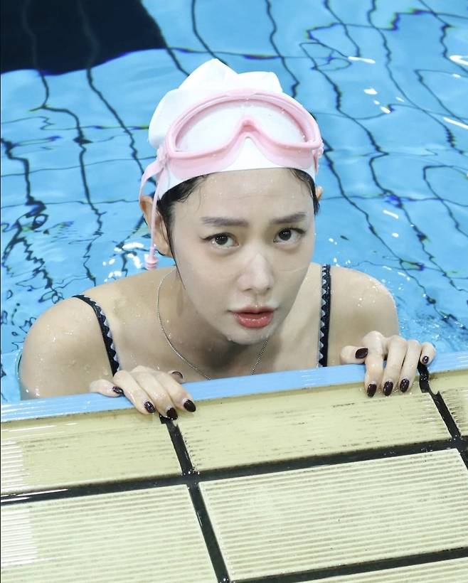 중국이 열광하는 데엔 이유가 있다며 또 상하이 방문한 여배우 출국룩 대본은 내운명