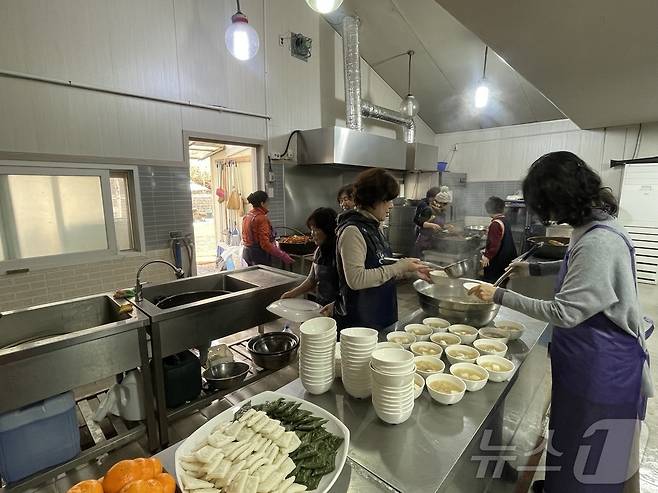 떡국 대신 ‘이북식 만둣국차별·외로움 견디는 탈북민 명절나기