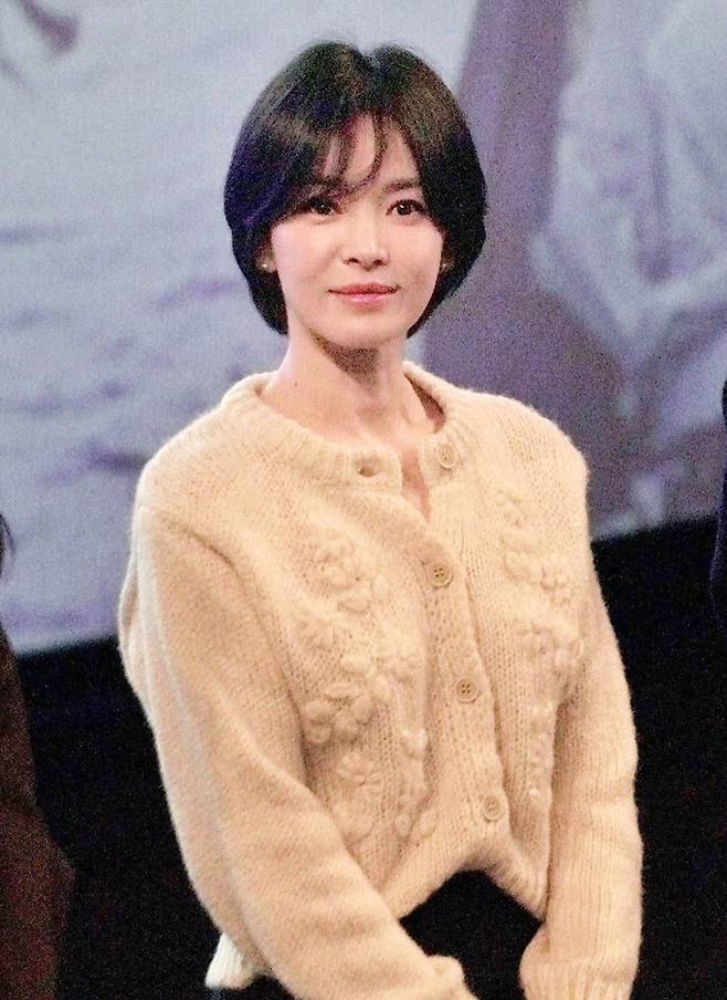 송혜교 팬들 홀린 무대인사 러블리한 ‘니트 Vs 체크 Vs 코트 드뮤어룩 패션엔