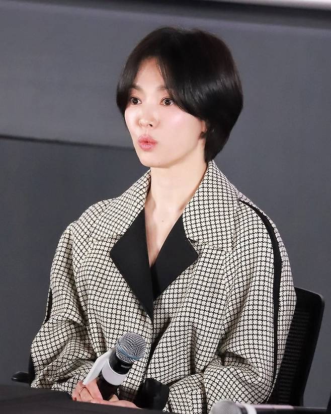 송혜교 팬들 홀린 무대인사 러블리한 ‘니트 Vs 체크 Vs 코트 드뮤어룩 패션엔