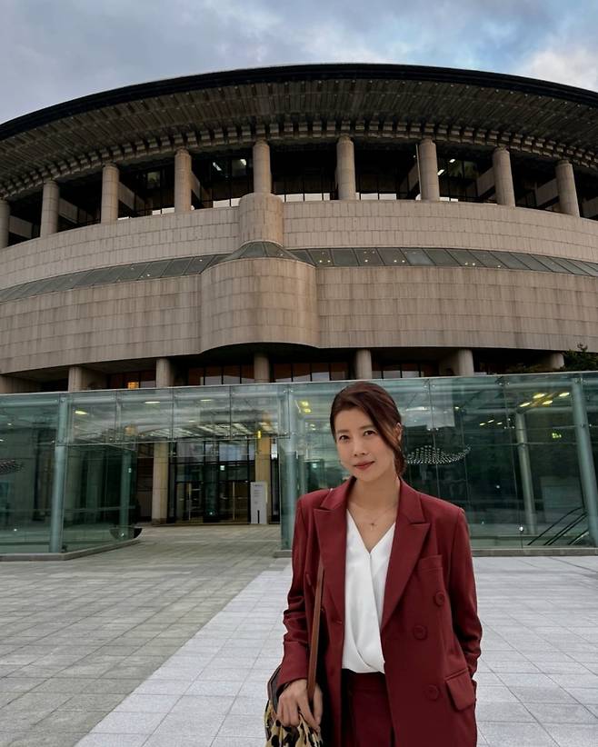 소속사 대표의 10년 사랑 결실을 맺은 여배우 일상룩 라이프업