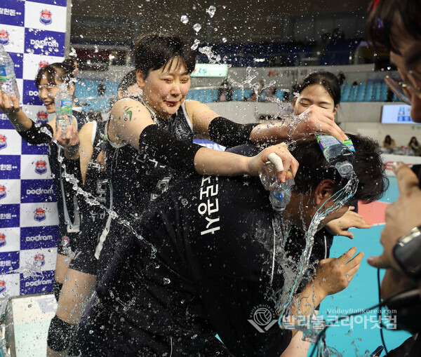 김종민 감독 축하 물 세레모니한국도로공사 Ibk기업은행에 3 0 완승