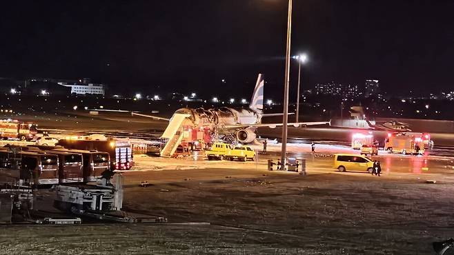 김해공항 에어부산 항공기에 큰 불…176명 모두 비상탈출
