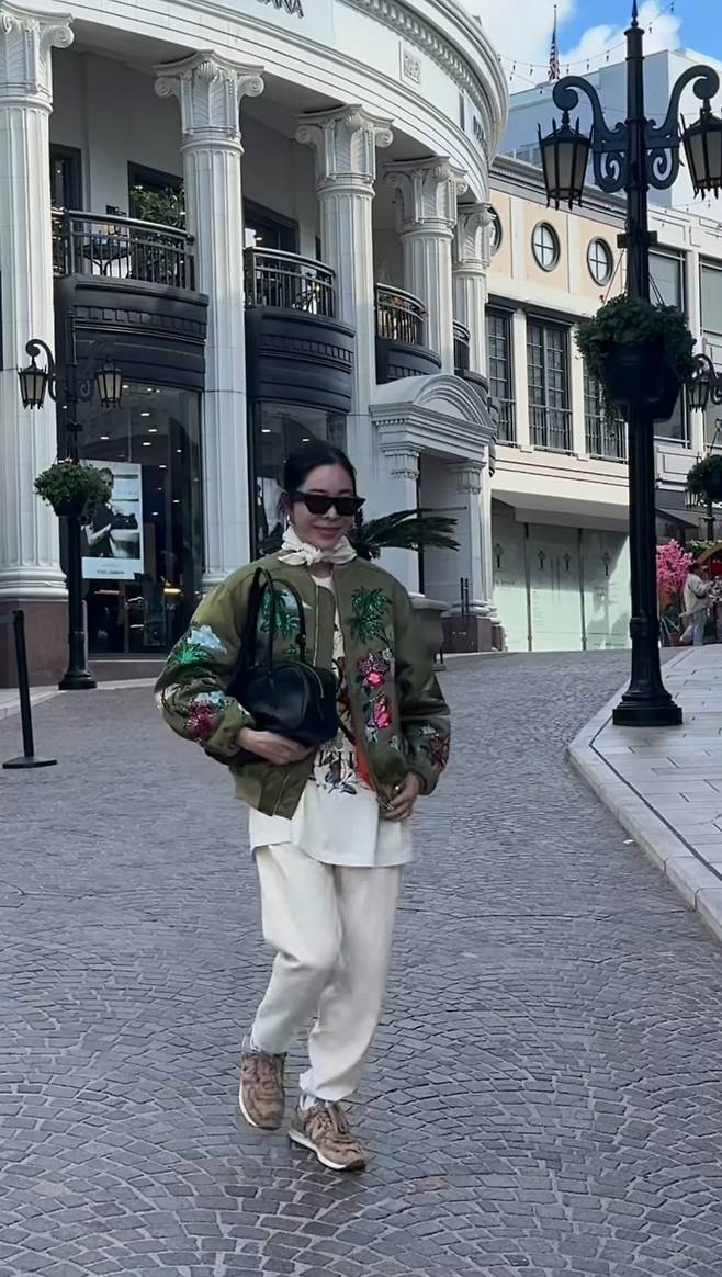 이혜영 스카프 두른 53세 뉴요커 야자수 흔든 개성만점 플라워 자수 재킷룩 뷰티는 내운명