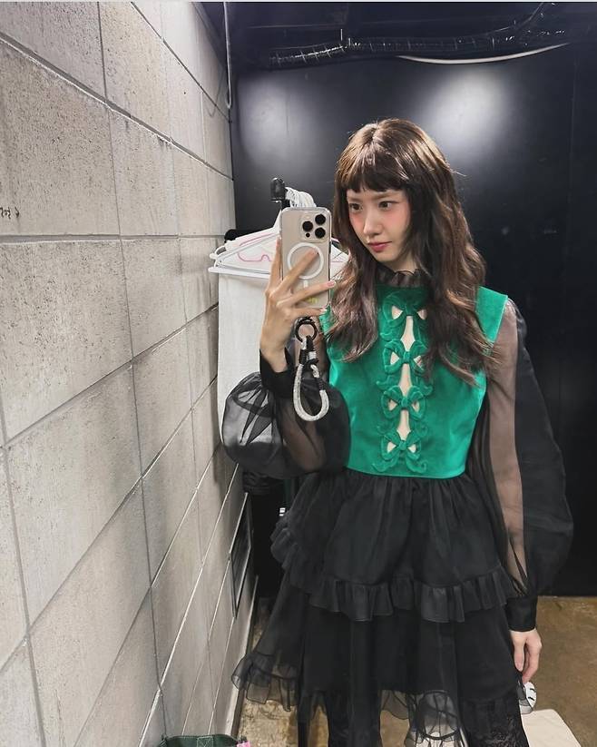 ‘인형 비주얼 윤아 개성 넘치는 그린 드레스로 힙하고 사랑스러운 무드 완벽 소화 스타와 라이프