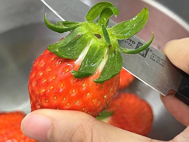 딸기 꼭지 그냥 자르지 마세요 잔류 농약 다 먹게 됩니다 텐꿀팁