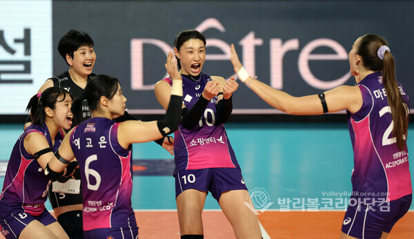 흥국생명 4연승 환호 정관장 14연승 저지