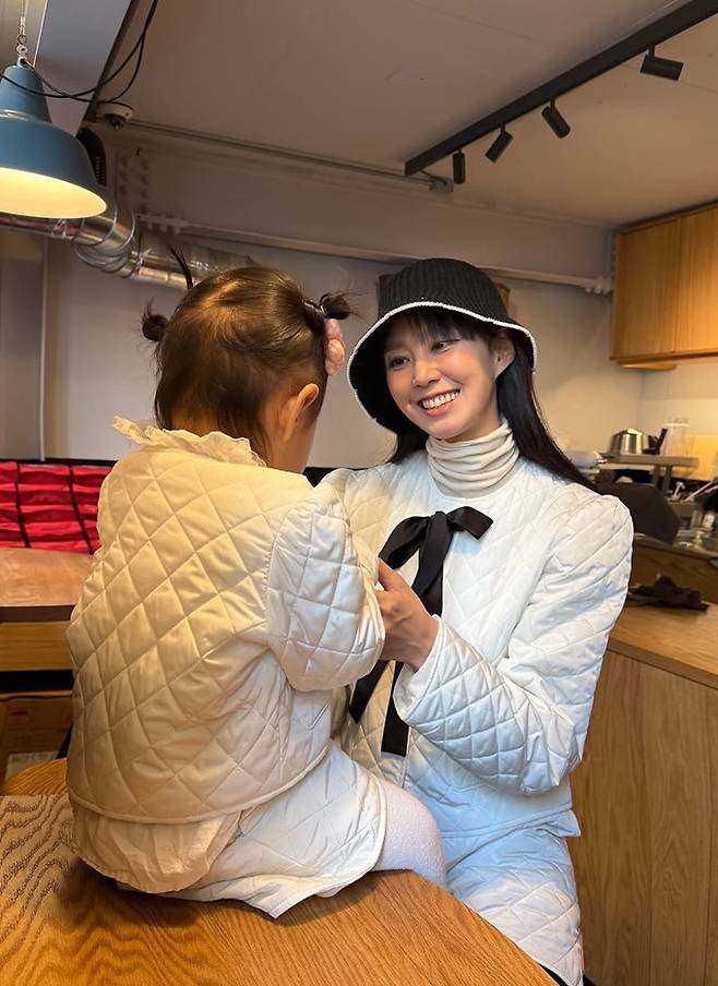 지소연 하루에도 몇번씩 심쿵” 꼭 닮은 2살 딸과 퀼팅 모녀 커플룩 패션엔