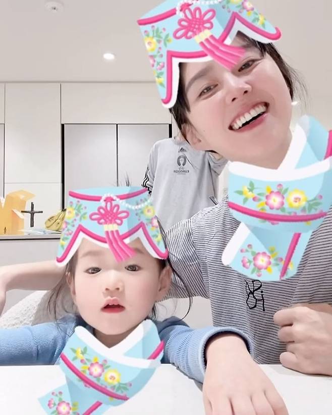지소연 하루에도 몇번씩 심쿵” 꼭 닮은 2살 딸과 퀼팅 모녀 커플룩 패션엔