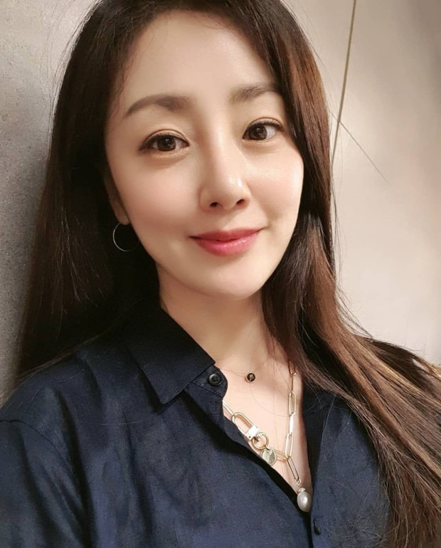 얼마나 동안이길래 50대 동갑친구에 반말했다 ‘싸가지 없다 욕먹었다는 여배우 스포엔 뉴세이
