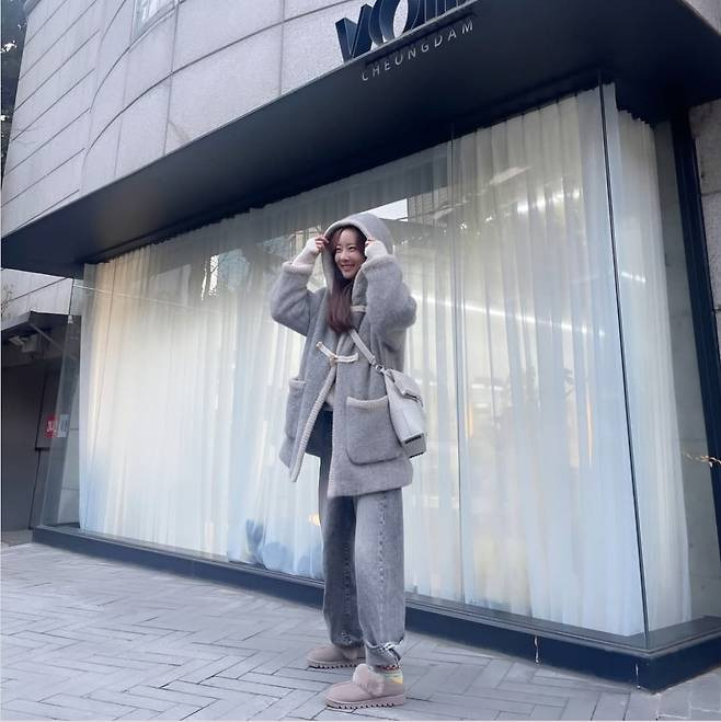소유진 요즘 딱 어울리는 스타일 그레이 더플코트로 완성한 세련된 데일리룩 스타와 라이프