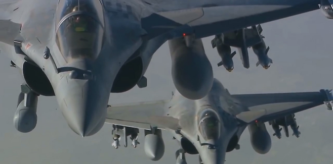 프랑스 라팔 전투기가 항공모함에서 출격한다 뛰어난 기동성에 폭장량까지 명품 전투기의 위력 군사돋보기