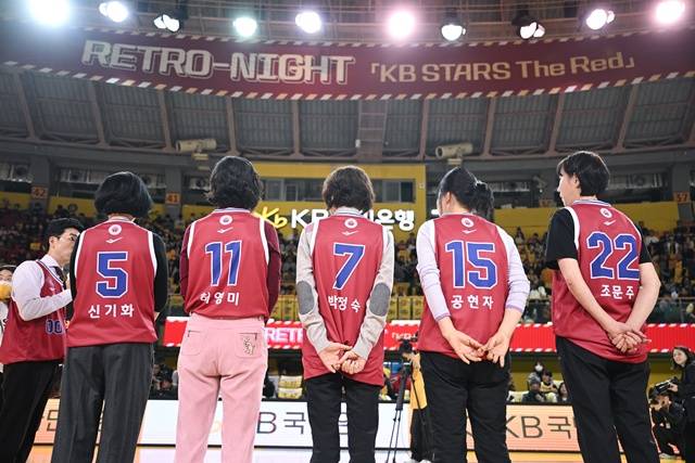 '빨간 유니폼 변신' KB 2연승, BNK에 9점차 승리... '반가운 얼굴' 레전드들과 함께 했다