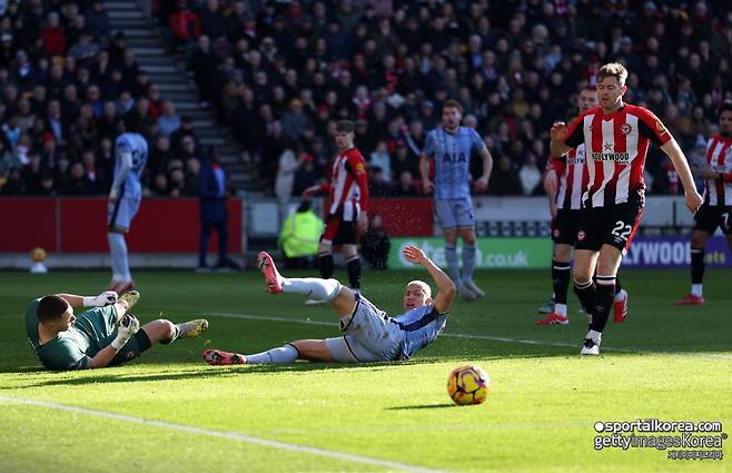 [PL 24R] ‘손흥민 환상 코너킥→자책골 유도!’ 토트넘, 브렌트퍼드에 1-0 리드(전반 종료)