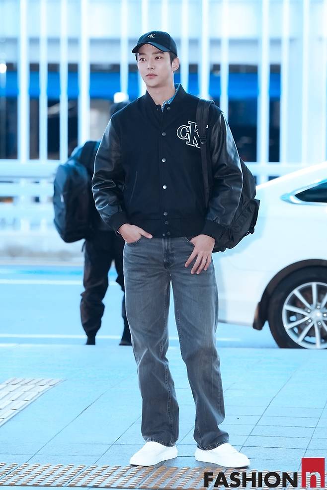 로운 공항 들썩인 조각남 볼캡에 봄버 재킷 스마트한 뉴욕 출국룩 패션엔
